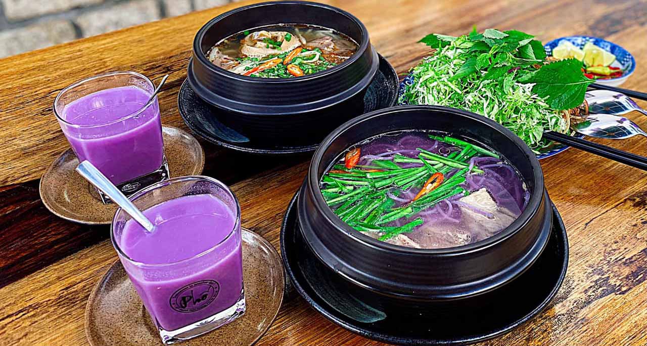 Lạ mắt với bún bò màu tím mộng mơ đang HOT tại phố núi Đà Lạt